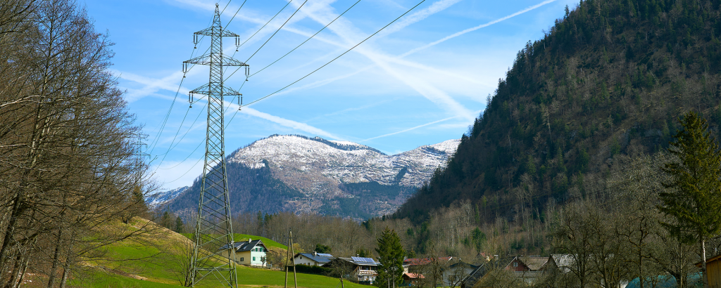 EQOS Energie bringt alten Strommasten das Fliegen bei